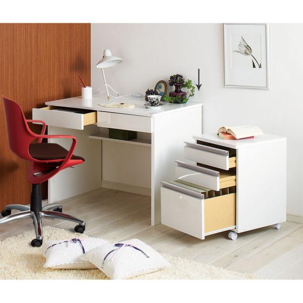 羨望の輝き　美しさと強さを備えたデスクシリーズ！◆洗練された都会的でモダンな印象のワークデスクシリーズ。◆美しさは強さに！光沢感のある仕上がりは、水や汚れに強い証。◆賢さは収納力に！デスク天板下のデッドスペースになる所には、補強と収納棚を装...