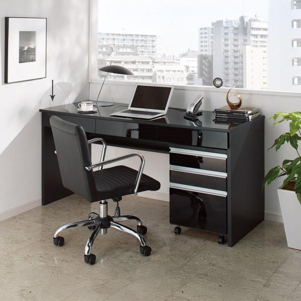 羨望の輝き　美しさと強さを備えたデスクシリーズ！◆洗練された都会的でモダンな印象のデスクシリーズ。◆美しさは強さに！光沢感のある仕上がりは、水や汚れに強い証。◆賢さは収納力に！デスク天板下のデッドスペースになる所には、補強と収納棚を装備。◆...