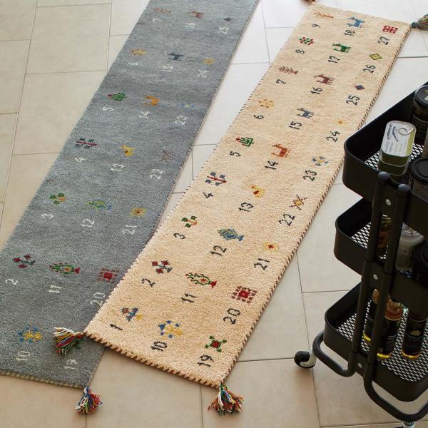 元来、遊牧民の女性たちが織り上げる敷物だったギャベ。素朴ながら美しい文様は、それぞれに個性的で惹かれます。遊び心たっぷりのギャベマットは、今シーズンも引き続きトレンド。ウール100％の目の詰まったしっかりとしたマットです。ウールは断熱性、調...