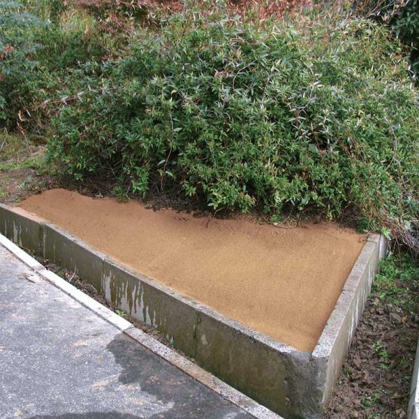 雑草対策、ぬかるみ対策が家庭で簡単にできる魔法の土！地面に敷き詰めて、水をかけるだけで固まる「カチカチ君」は、手軽にできる雑草防止策としておすすめ。雑草が気になる場所に敷き詰め、水をまくだけで固まり、雑草が生えにくい土壌に。自然な土のような...