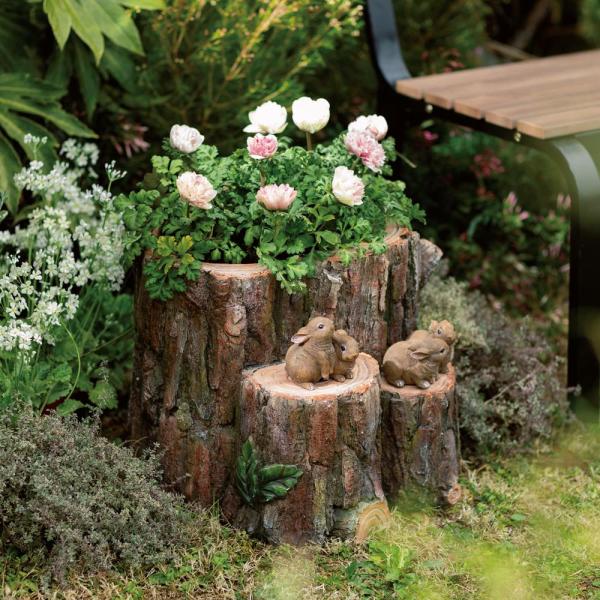 本物かと見間違えそうなリアルな切り株のプランター、寄り添って甘える親子ウサギ。ほっと心和むシーンを演出します。