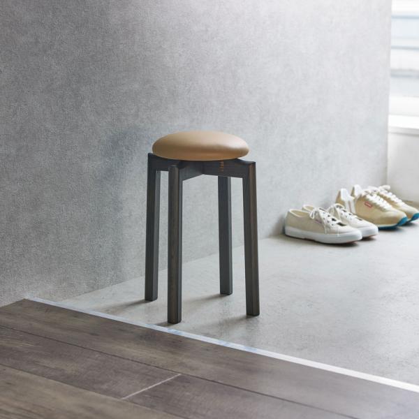 北海道産材 マッシュルームスツール 高さ43cm ［匠工芸・たくみこうげい］ 椅子 チェア カウンターチェア ディノス dinos 人気 おしゃれ北海道ナラの木、北海道産牛革で旭川の家具職人が丁寧に仕上げたスツール。日本の風土にあった素材を...