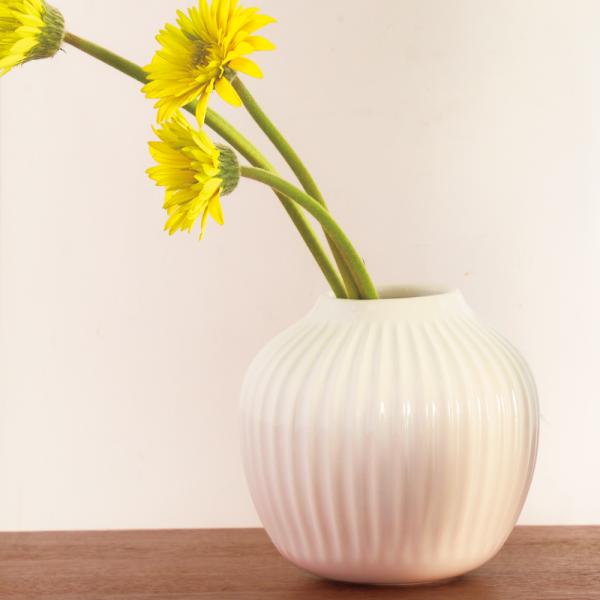 KAHLER（ケーラー）ハンマースホイベース 高さ13cm インテリア雑貨 フラワーベース ディノス dinos 人気 おしゃれ北欧インテリアを探していた時、この白い陶器に一目惚れしました。シンプルでいて存在感があり、どこか懐かしい佇まい。...