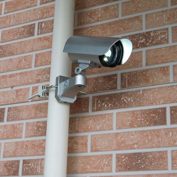 防犯カメラに見える カメラ型センサーライト 防災用品 防犯用品 耐震グッズ  ディノス ディノス dinos 人気 おしゃれ防犯カメラに見えるセンサーライト。センサーが動きを感知するとライトが点灯するので本当の防犯カメラのよう。電池式なので...