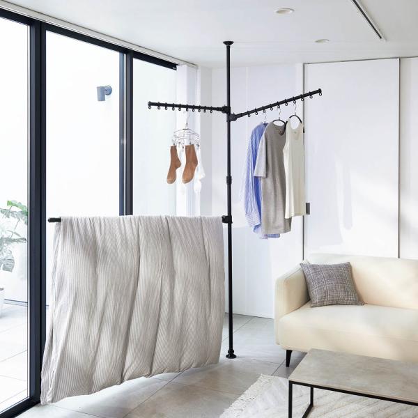 「どこでもポール」ワンタッチつっぱり物干し アーム 2本＋布団干し１本（室内用）ブラック 洗濯用品 物干し 布団干し ディノス dinos 人気 おしゃれセンスを感じられるこだわりのインテリアにもしっくりとなじむオールブラック。マットな質感...