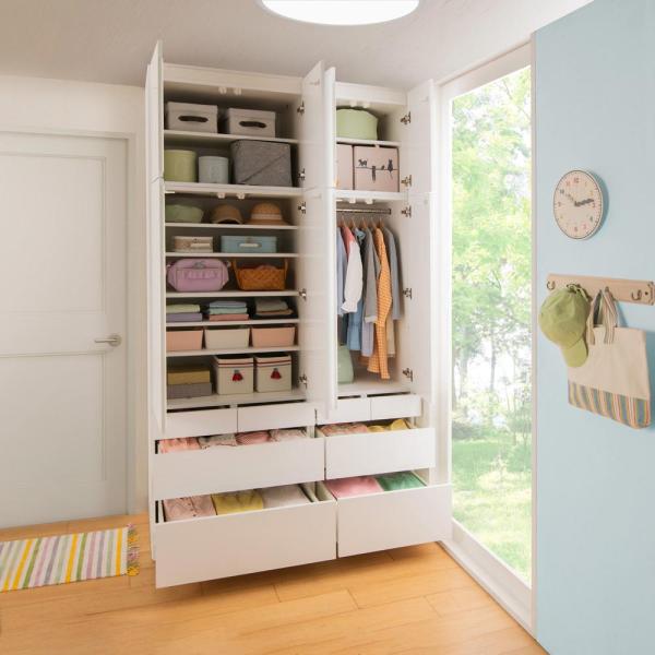 リビングワードローブ ハンガーチェストタイプ 幅60cm奥行56cm高さ180cm 衣類収納 ワードローブ クローゼット ディノス dinos 人気 おしゃれお出かけ前に上着を着て、帰宅後にそれを脱ぐ。幼いお子さまをお着替えさせる。家族みん...