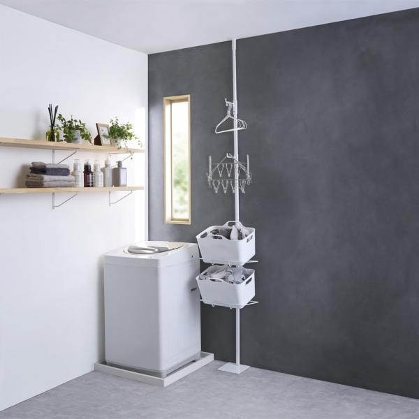 突っ張りランドリーバスケット バスケット2段フック2個タイプ トイレ 洗面所 ランドリー収納 ランドリー 洗濯かご ディノス dinos 人気 おしゃれ1本脚の天井突っ張り式で、“上の空間”を有効活用●床置きした脱衣カゴの上、ぽっかり空いて...