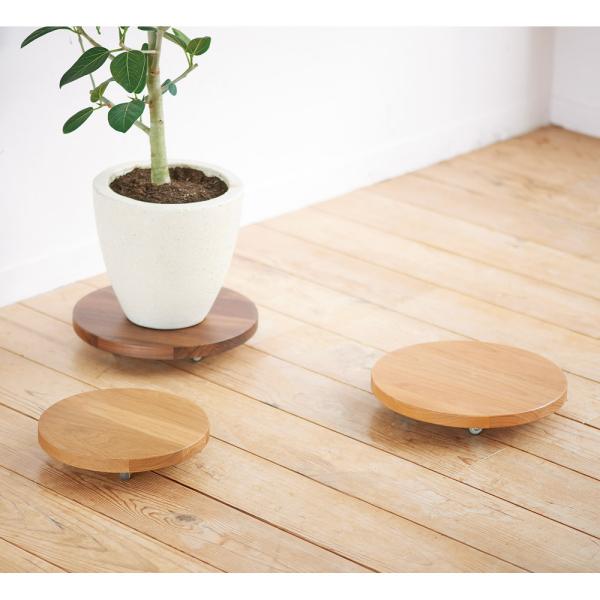 無垢材のキャスター付き プランターベース ホワイトオーク 径29cm 生活雑貨 便利グッズ 日用品 ディノス dinos 人気 おしゃれ天然木無垢材を贅沢に使用し、経年変化を楽しめるシンプルな仕上げに。重い鉢植えもサッと移動できます。