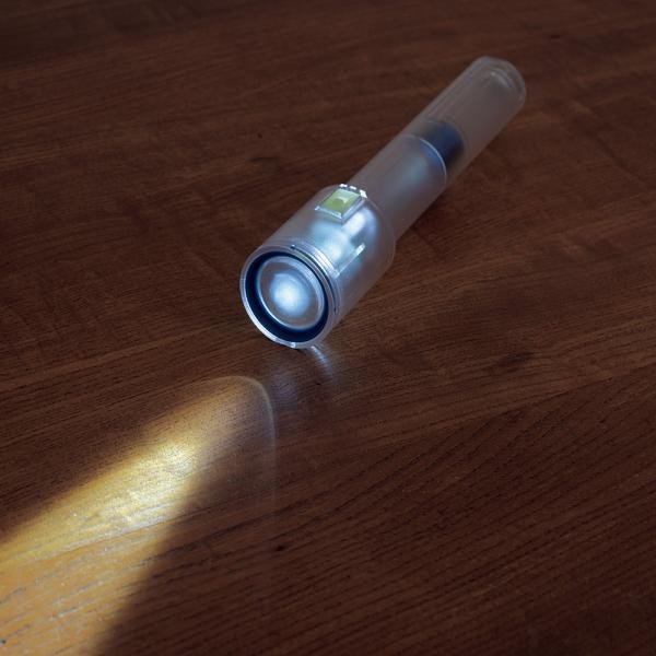 振るだけで電気がつく懐中電灯 ナイトスターJP 防災用品 防犯用品 耐震グッズ ディノス dinos 人気 おしゃれ災害時でも確実に光を供給災害時の突然の停電でも、確実に光を照らすことができる電池不要の発電式LEDライト。多数の官公庁や防災...