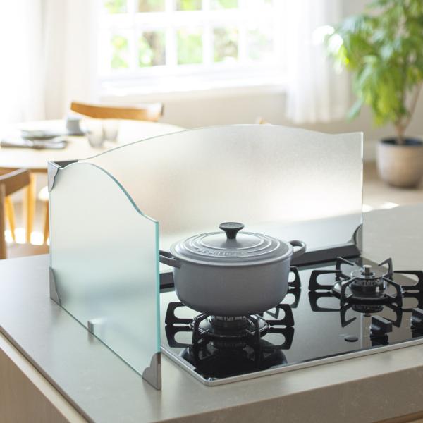 ≪コンロ幅60cm用≫ 耐熱強化ガラスのL字型レンジガード キッチンツール レンジ 油はねガード 排気口カバー ディノス dinos 人気 おしゃれ耐熱200度の耐熱強化ガラスを使った、厚さ6mmのしっかり設計重さもあるので安定感があり、油...