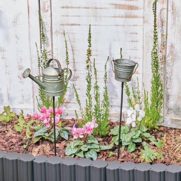 ≪じょうろ≫ ピック ガーデン 置物 ディノス dinos 人気 おしゃれ高さがあるのでアイコンとして目を惹きます。ガーデンブロックで縁取り、芝生にストーン風ステップを配せば花壇の見せ場が完成します。じょうろとバケツはアイアン製。スチールの...