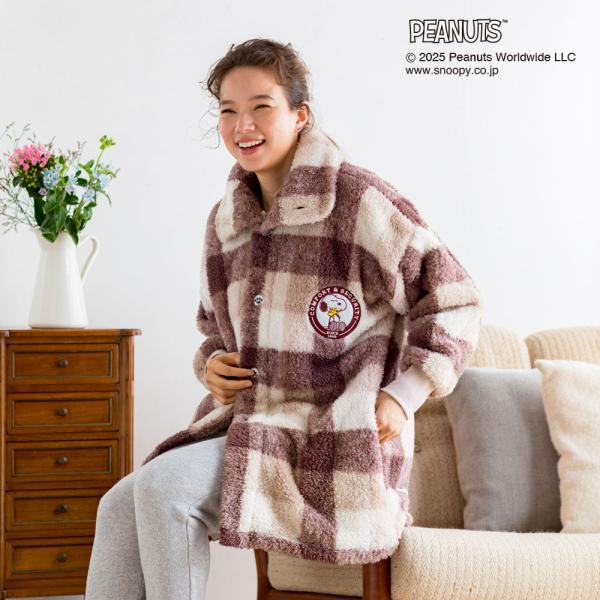 大人を癒すスヌーピーふわもこガウン ショートタイプ キャラクターグッズ ピーナッツ スヌーピー ディノス dinos 人気 おしゃれココロもカラダも温まる！大人可愛いスヌーピーのふわもこショートガウン目にも暖かなブロックチェックのボア生地で...