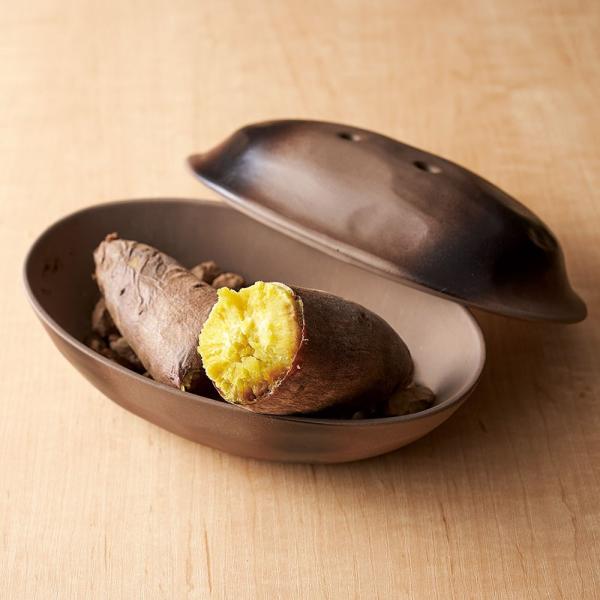 万古焼 電子レンジで簡単石焼いも鍋 キッチンツール 電子レンジ調理器具 ディノス dinos 人気 おしゃれ約5分間、500Wのレンジでチンして蒸らすだけでだけで美味しい石焼き芋の完成！鍋の中に付属の天然石を敷き、洗ったサツマイモを乗せて蓋...