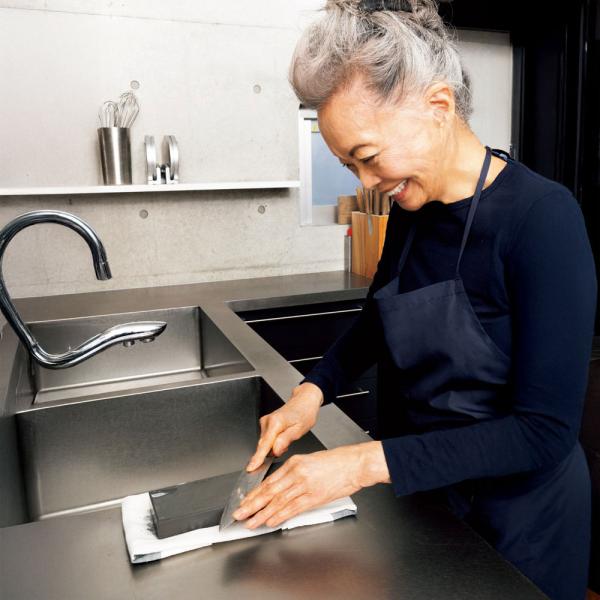 森平 砥石 火シリーズ1000番（中研） キッチンツール ディノス dinos 人気 おしゃれ天然砥石が無くなりつつある現在、試行錯誤を繰り返すこと5年、東京浅草橋　森平4代目小黒社長が良質な天然石を配合し、低温で焼成、品質が安定したオリジ...