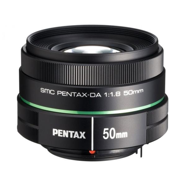 明るい開放F値と円形絞りの採用により、美しいボケ味を堪能できる中望遠レンズ。明るい開放F値と円形絞りの採用により、美しいボケ味を堪能できる中望遠レンズです。デジタル画像に最適化した最新の光学系を採用し優れた描写力を発揮します。プラスチックマ...