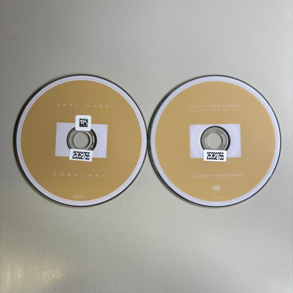 ※ディスクのみの販売となります。ジャケット・歌詞カードはございません。※再生確認済。原盤・正規品。オリジナルビニールケースに封入してお送りします。【収録曲】The Night Slips us Smiling Underneath it's...