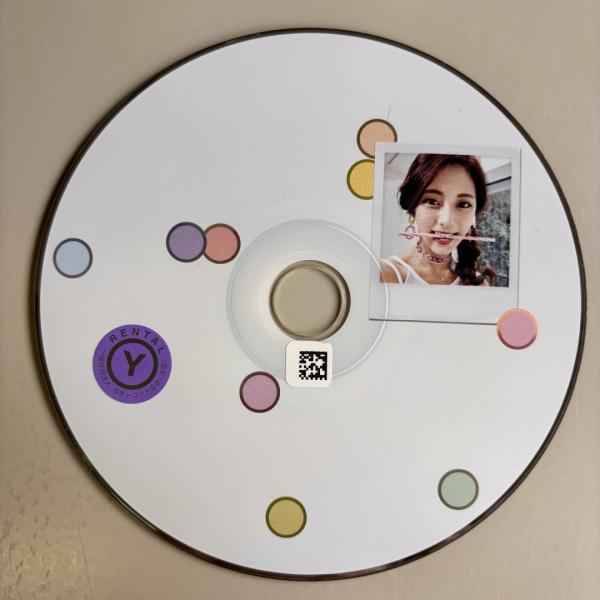 ※ディスクのみの販売となります。ジャケット・歌詞カードはございません。※再生確認済。原盤・正規品。オリジナルビニールケースに封入してお送りします。キュートなルックスとポップな楽曲でK-POPファンを虜にする人気＆実力ナンバーワンの9人組ガー...