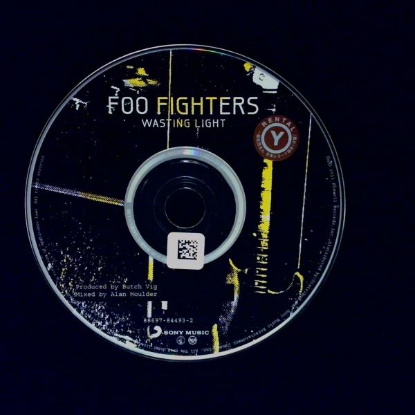 アーティスト名：フー・ファイターズニルヴァーナの衝撃作『ネヴァーマインド』から20年。このアルバムの生みの親、ブッチ・ヴィック、ニルヴァ―ナのギタリストであり、フー・ファイターズ初期のギタリストとして活躍したパット・スメア、ニルヴァーナの元...