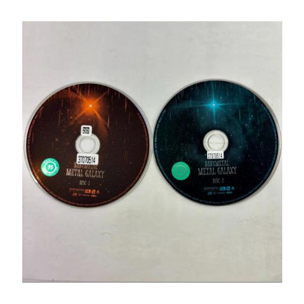 ※ディスクのみの販売となります。ジャケット・歌詞カードはございません。※再生確認済。原盤・正規品。オリジナルビニールケースに封入してお送りします。＜メタルの銀河を旅する＞をテーマに、バラエティに富んだ楽曲を散りばめた今作は、日本以外の世界共...