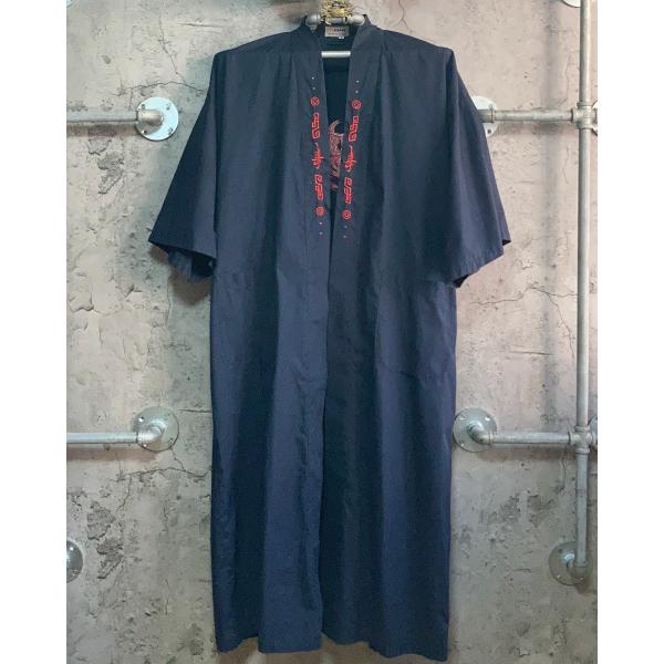 表記サイズ : S着丈 : 116cm身幅 : 58cm袖丈 : 29cm肩幅 : 62.5cm(直線で計測)色：ネイビー  紺色 赤素材 : 表記なし　　　cottonだと思います状態 : USED 古着背中に馬？フロントは寿という漢字の...