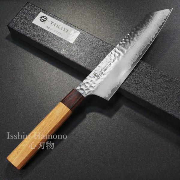 　刃物の町として世界的にも有名な堺市の包丁です。　この剣型牛刀包丁は日本刀のように異なった素材で形成され、33層ダマスカスと槌目模様が大変綺麗です。　心材の刃はV金10号(VG10)で、モリブデン、バナジウム、コバルトが含まれており、錆に強...