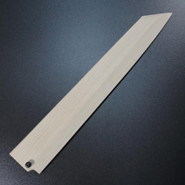 　柳切付 300mm 包丁用の鞘になります。　刃幅37mm、刃厚4.5mm以下の柳切付に対応します。■鞘：朴木■ピン：黒檀日本製※鞘は刃幅や厚みがご希望の包丁のサイズと合致していても合わないことがあります。あらかじめご了承ください。