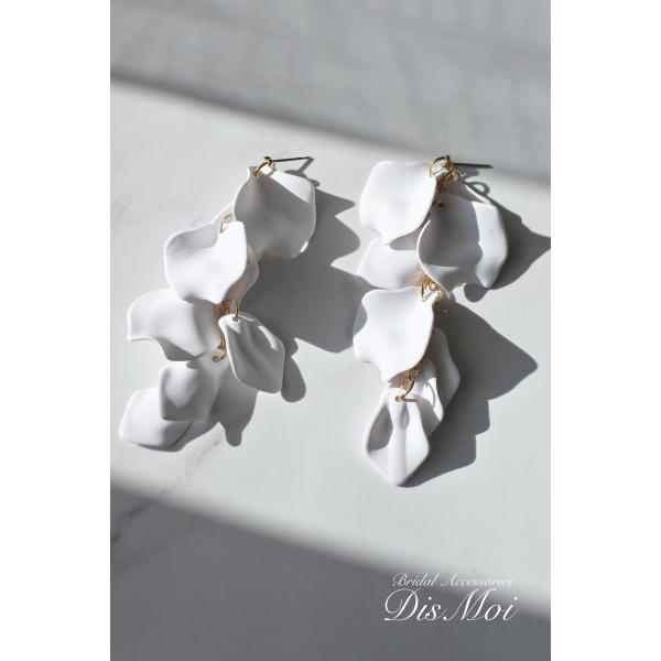 Bridal Accessories Dis Moiブライダル アクセサリーズ ディモアフラワーピアス/イヤリング ≪TPE-14≫ホワイトカラーのはなびらが重なり合ったピアス/イヤリングです。大ぶりのデザインでお顔周りを華やかに演出します...