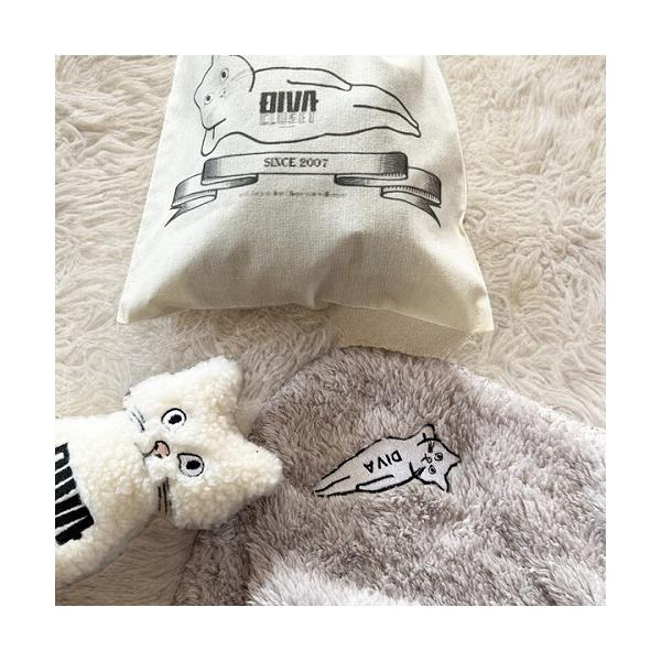 商品説明環境にやさしいカチオン染料を使用したブランケットです。やさしい色味の3色展開で、ムラ感があるのもカチオン染めの特長です。女性・お子様にも使いやすい小さめサイズです。コットン巾着がついているので持ち運びに便利です。名入れはコットン巾着...