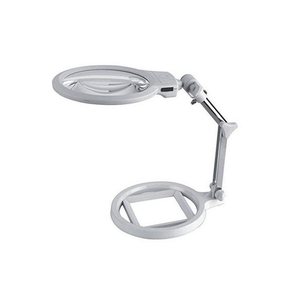 LED付き折りたたみルーペスタンド13cmの大きなレンズ（2倍）の中に、2.5cm（6倍）のレンズが埋め込まれているので老眼の方は必須アイテムです。単４電池3個を使用します（電池は付属しておりません） / 本体サイズ：15×24×23cm折...