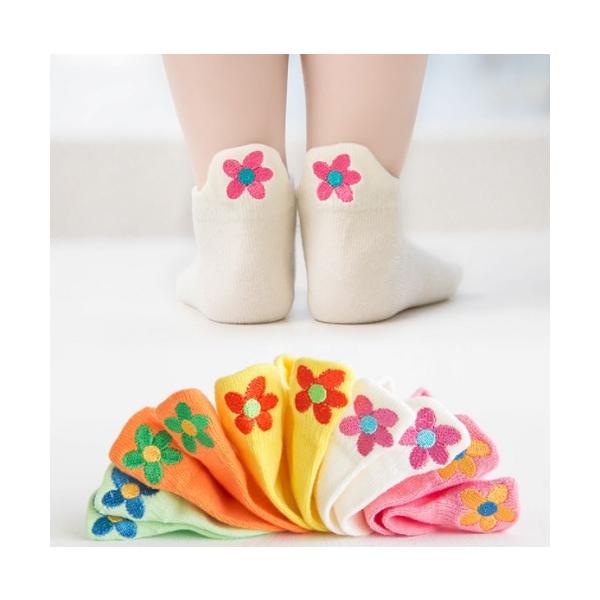 デザインはシンプルですが、カラフルでお花の刺繍も可愛い女の子用の靴下になっています。お子さんの気分に合わせてカラーを選んでもらったり、お気に入りの一足をみつけてもらうのも良いです！5足セットなので、洗い替えとしても！メッシュ加工になっている...
