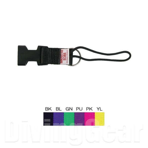 ワンタッチバックルのメス側に付いたリングランヤード。オスバックルと併せて、BCのDリングや携帯したいアイテムに取り付けるのに便利です！