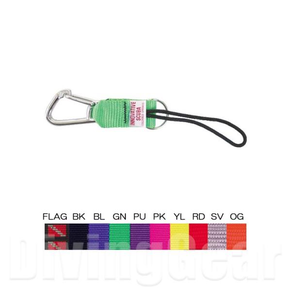 カメラや水中ライト、ダイビングナイフなどを携帯するのに便利なSSカラビナ付きスプリットリングコネクター。BCDのDリングにカラビナを引っ掛けて、反対側のストラップをアクセサリー類に取付ければ簡単に携帯する事が出来ます！