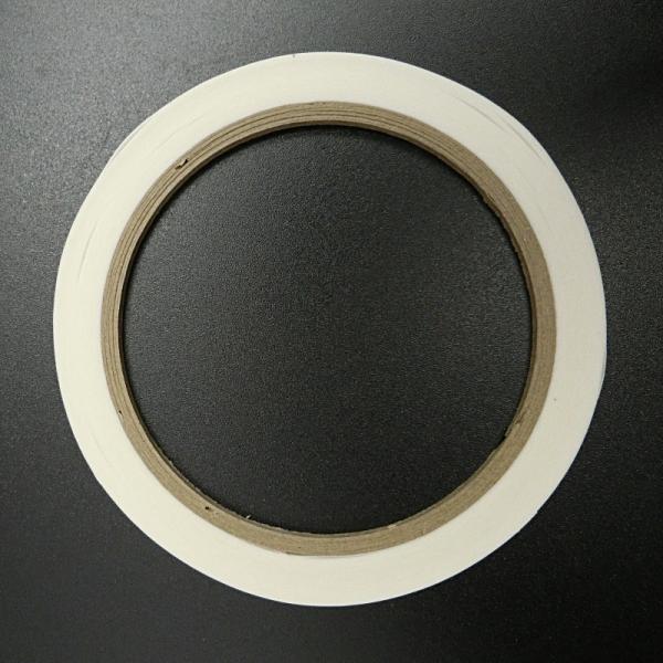 ２ミリ幅の細い両面テープです。紙タイプなので手でカットできます。不織布を基材とし、不織布の両面に合成樹脂系の粘着剤を塗布しています。耐久性、耐候性にすぐれた合成樹脂系粘着剤を使用しておりますので、安定した性能を発揮します。また、凝集力が高く...