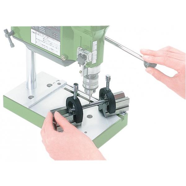 ●丸棒材の加工物をクランプする ●クランプ可能寸法:φ3.0~20mm ●三角ブロック、クランプ各2個   【入数】 1点 24262