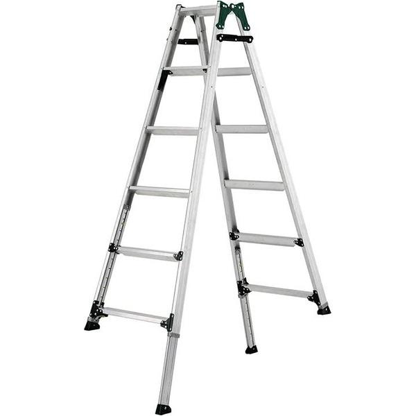 商品画像はイメージ画像です。実際とは異なる場合がございます。 幅広踏ざんで高さ調整(伸縮幅441mm)の範囲が大きい伸縮脚付はしご兼用脚立。 操作しやすい伸縮操作レバー(6mmピッチ)。 昇降しやすい幅広踏ざん(60mm)。 交換しやすいボ...