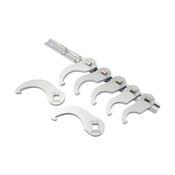 ■特長 ハンドル類を使用することにより、通常の引掛スパナでは力不足な場面で活躍します。  表面処理はニッケルクロムメッキです。  ■用途 溝付き丸ナットの締結作業 ■仕様 差込角(mm):9.5 ハンドル類を使用することにより、通常の引掛ス...