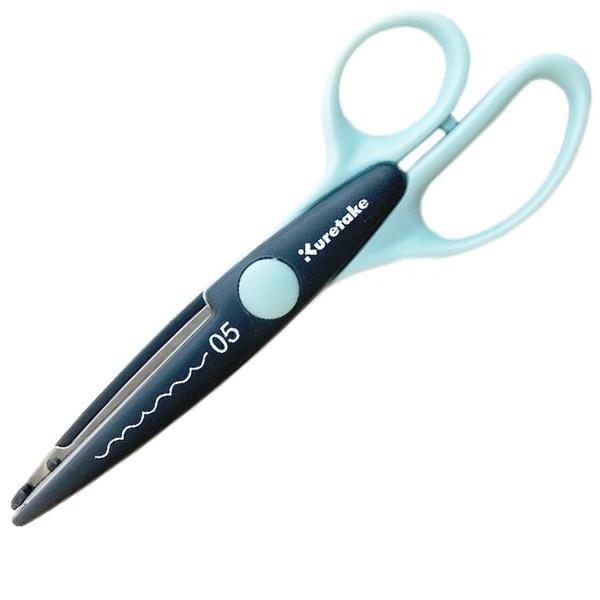 ペーパークラフトを手軽にお楽しみ頂けます。 紙専用の飾り切はさみです。 刃型を複数組み合わせるとデザインの幅が広がります。 スクラップブッキングやペーパークラフトにおすすめ。   【サイズ】 59×164×17mm 【入数】 1個 KU2305