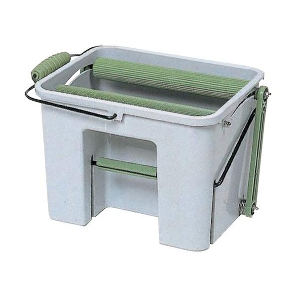 足ふみ式のレバーを踏み込めば、2本のローラーがモップをはさみしっかりと水を絞ります。 踏み込む力を変えることで、絞り具合を調整できます。 レバーを踏み込んだ際に、モップ絞り器がぐらつかないような構造になっています。 安心して踏み込むことがで...