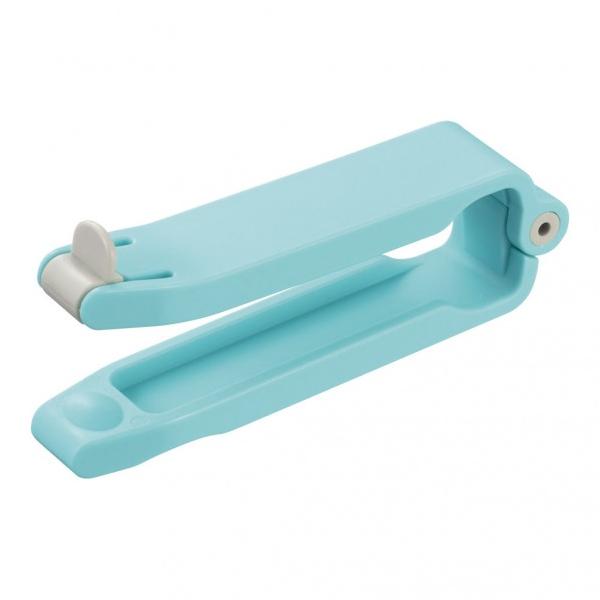 ●開けにくい袋も、野菜のテープも「スッ切り」カット！ ●開いてテープやフィルムなどのカットに、閉じて袋のカットに大活躍。 ●マグネット付なので冷蔵庫などに貼っておけてとっても便利。 ●使用しないときは刃をしまっておけるにので安全です。 カッ...