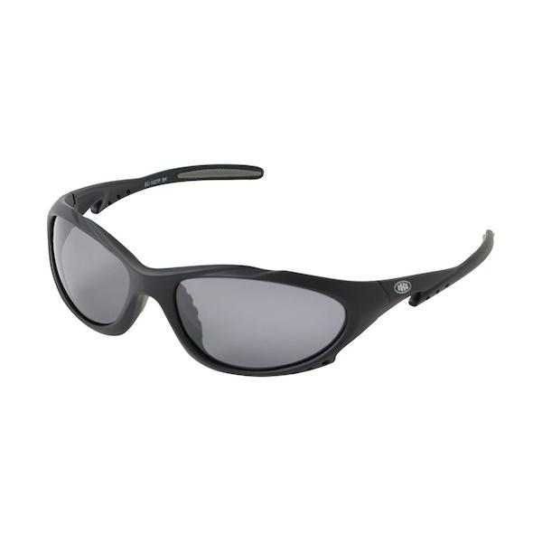 ■特長 偏光サングラスのエントリーモデル。  レジャー、スポーツ、ドライブに最適。  ■仕様 レンズ色:スモーク テンプル色:マットブラック フレーム色:マットブラック 可視光線透過率(%):22 偏光サングラスのエントリーモデル。  レジ...