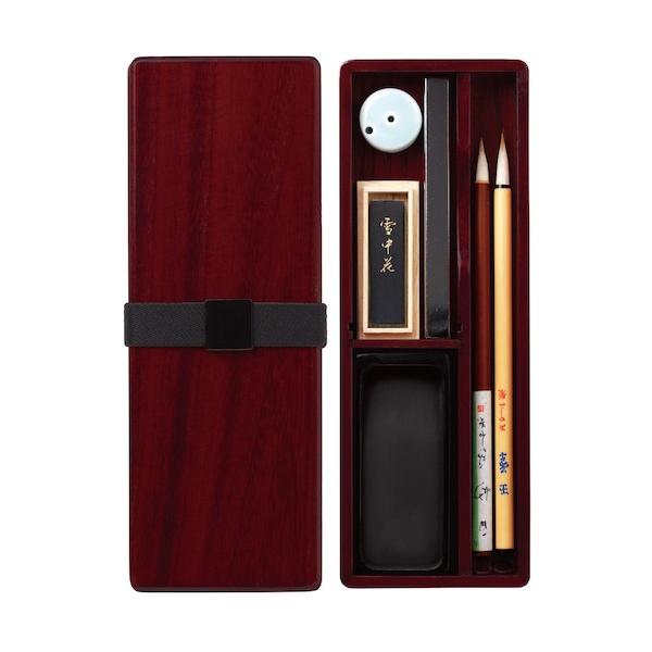 ■特長 本格的な道具を揃えた大人の書道セットです。  ゴムバンド付きで持ち運び頂けます。  初めての方にも再開する方にもオススメ。  ゴムバンド付きで書道教室等にも持ち運べます。  ■用途 書道用具で、お手紙・宛名書き・写経・かな作品用にオ...