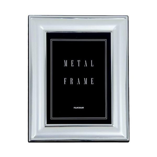 【特長】 ●高級感あふれるメタルフォトスタンド ●写真が引き立つシンプルデザインのメタルフレームです。 ●背面はベロア生地を使用し、高級感のある仕立てですネクタイ型のスタンドが付いており、飾る時の角度の調整ができます。 【仕様】 ●対応サイ...