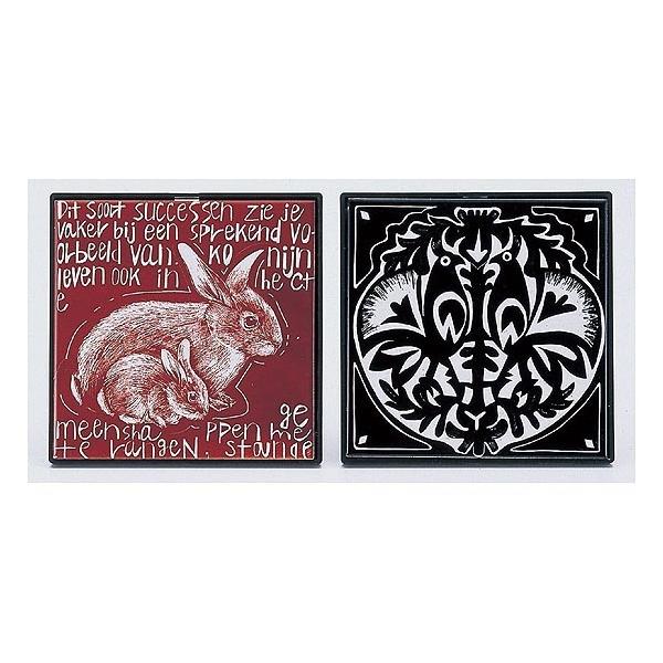 ホワイトタイルに色釉薬が塗ってあります。釘などで色釉薬をはがしてください。はがしたところが白くなります。焼成すれば、陶芸タイルの出来上がりです。焼成は電気窯でおこなって下さい。窯のないところは、当社が焼成も受けています。共同制作にも使われて...