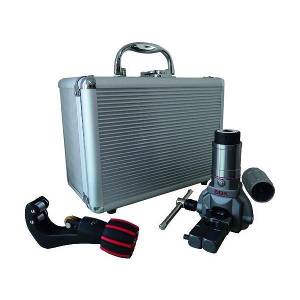 ■特長 軽量フレアツール、片刃チューブカッター、リーマーが専用ケースに収納されたセットです。 ■用途 エアコン取付時の銅管の切断、バリ取り、フレア加工用。 ■仕様 適用管外径:1/4、3/8、1/2、5/8 フレアリング角度(°):45 幅...