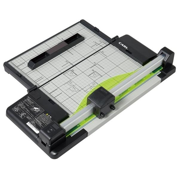 ■特徴 紙押さえ板に集光素材を採用し、裁断位置が把握しやすい50枚裁断機です。 盤面は折り畳み式なので僅かなスペースにもコンパクトに収納可能です。 スライダーを下に押しながらスライドさせる裁断方法は、少しの力で簡単に、そしてきれいに裁断可能...