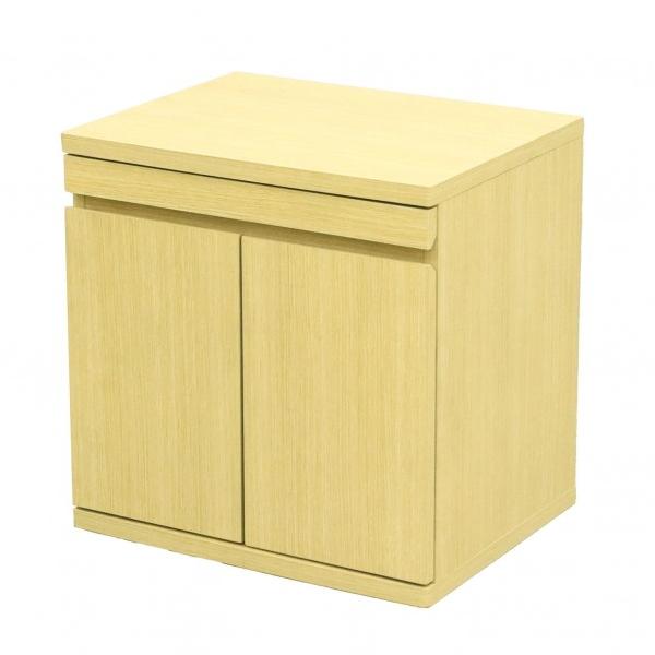 ●前板を斜めにカットした取っ手のないデザインは見た目がスッキリ。 シンプルで高級感のあるデザインです。 ●天板下には便利なスライドトレー付き。 必要な時に引き出してお使いいただけます。 ●扉内の可動棚板は、用途に合わせて3.2cmピッチで高...