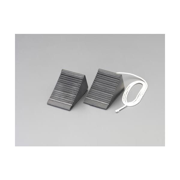 ●サイズ…76(W)×125(D)×67(H)mm ●重量…640g(2個・紐含む) ●材質…合成ゴム ●タイヤにぴったりフィットするカーブ設計です。 ●ゴム製で雨や寒さにも強く、しっかりタイヤを止めます。 ●適用…軽〜普通自動車まで対応(...