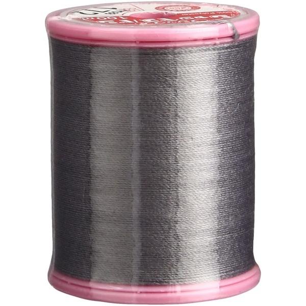 サイズ: ♯30 100m/巻 素材: ポリエステル100% 用途: 厚地用 使用ミシン針: 14〜16号 最もポピュラーな家庭用ミシン糸のシリーズです。  そのなかコットン、ウール、合せん、どんな生地にもなじみやすいのが特徴です。  なめ...