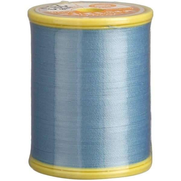 サイズ: ♯90 300m/巻 素材: ポリエステル100% 用途: 薄地用 使用ミシン針: 7〜9号 最もポピュラーな家庭用ミシン糸のシリーズです。  そのなかコットン、ウール、合せん、どんな生地にもなじみやすいのが特徴です。  なめらか...