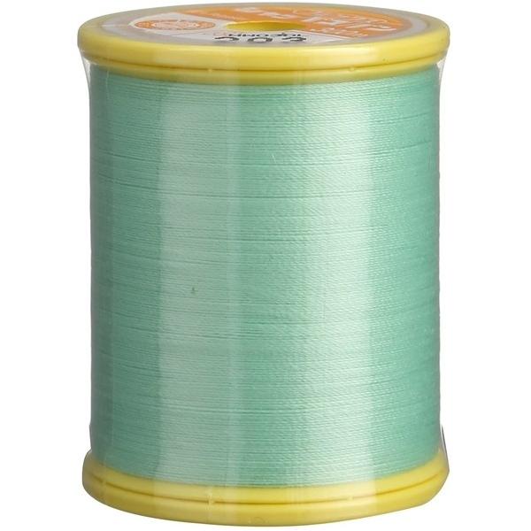 サイズ: ♯90 300m/巻 素材: ポリエステル100% 用途: 薄地用 使用ミシン針: 7〜9号 最もポピュラーな家庭用ミシン糸のシリーズです。  そのなかコットン、ウール、合せん、どんな生地にもなじみやすいのが特徴です。  なめらか...